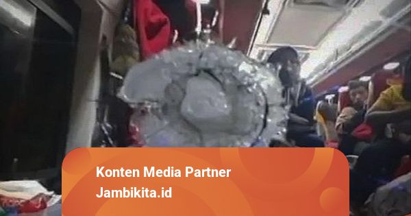 Bus Dilempar Batu hingga Kernet Terluka di Jambi | kumparan.com Bus Dilempar Batu hingga Kernet Terluka di Jambi | kumparan.com